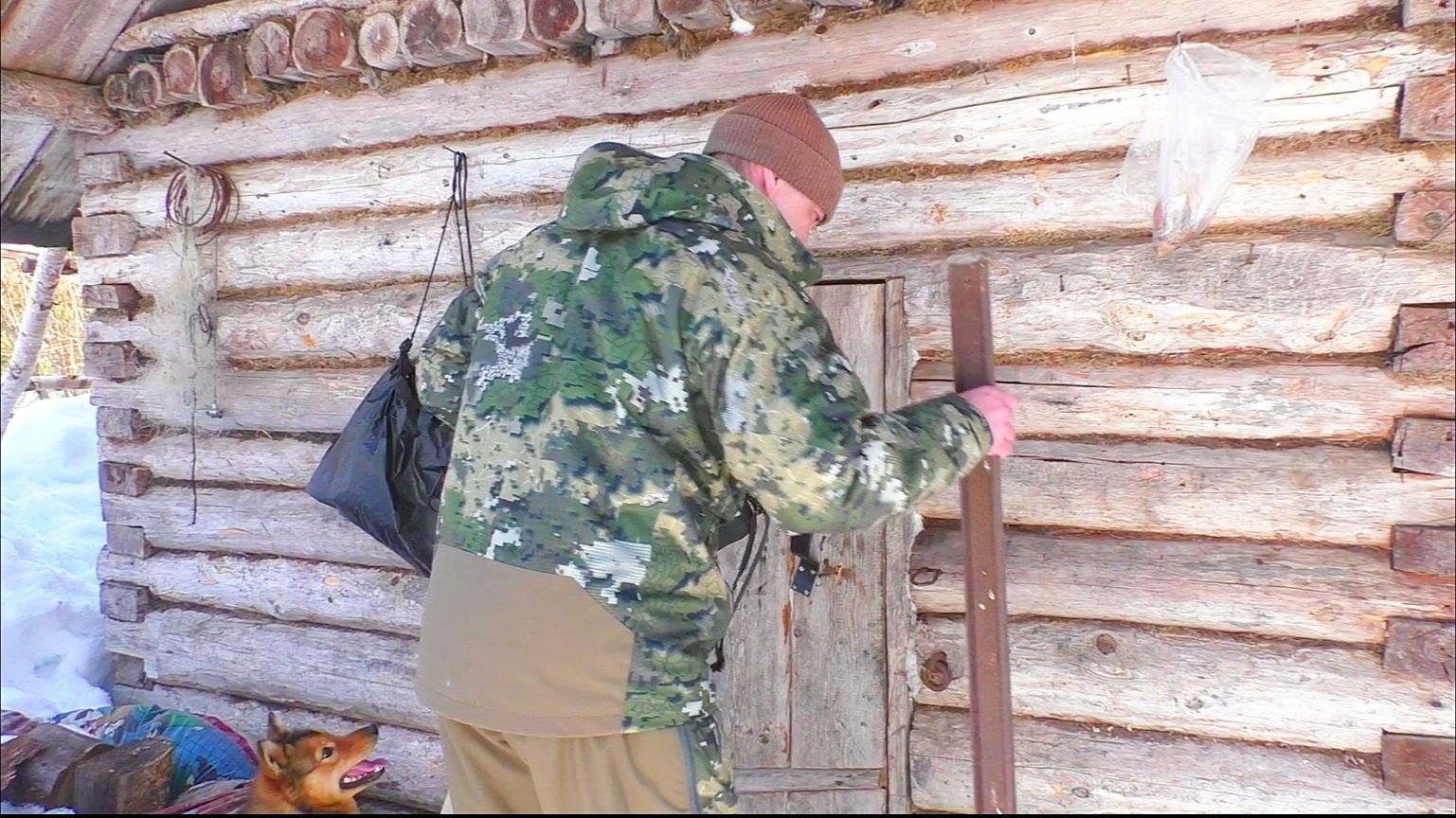 В ИЗБЕ НИКОГО НЕ БЫЛО / КАМЕРА ПОКАЗАЛА РЫБА ЕСТЬ / НОЧЁВКА В ТАЙГЕ.