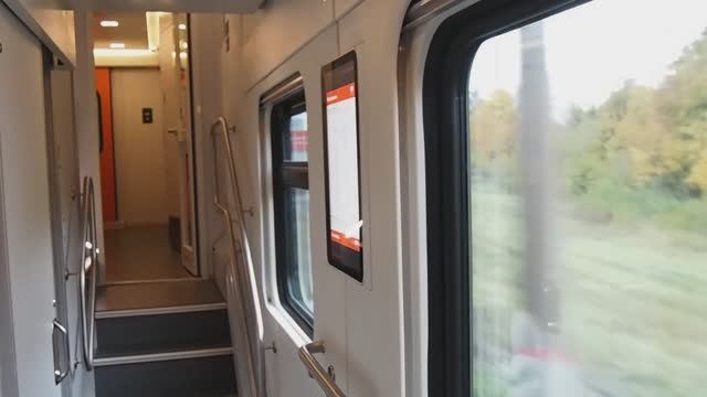 В двухэтажном купейном вагоне российского поезда.