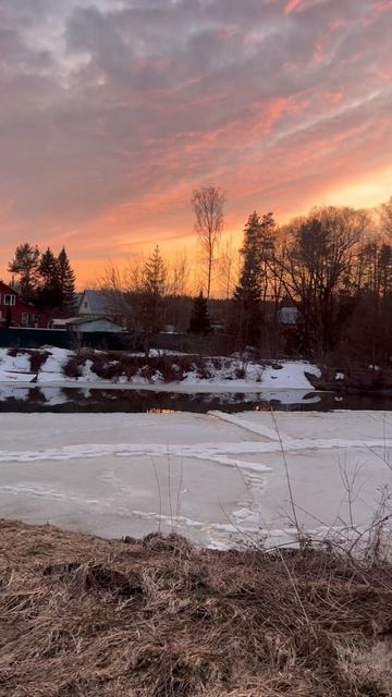 Мартовский вечер интригует