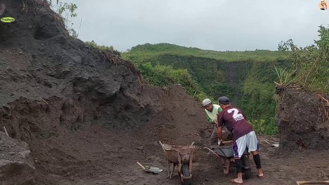 Строительство, шахтёры собирают песок