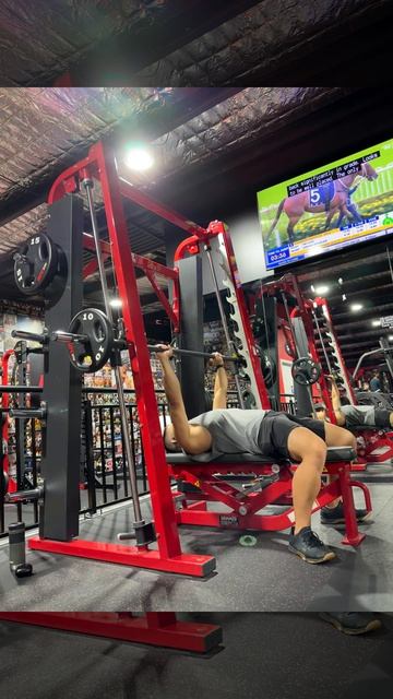 Баллистический жим лёжа в тренажере Смита (бросок штанги)