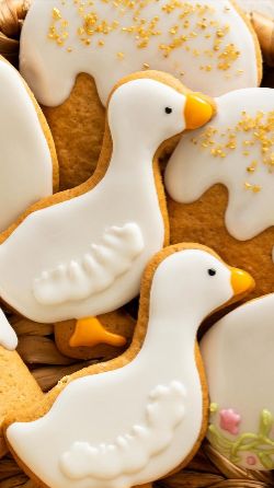 Ароматные пряники с глазурью станут отличным угощением к Пасхе.