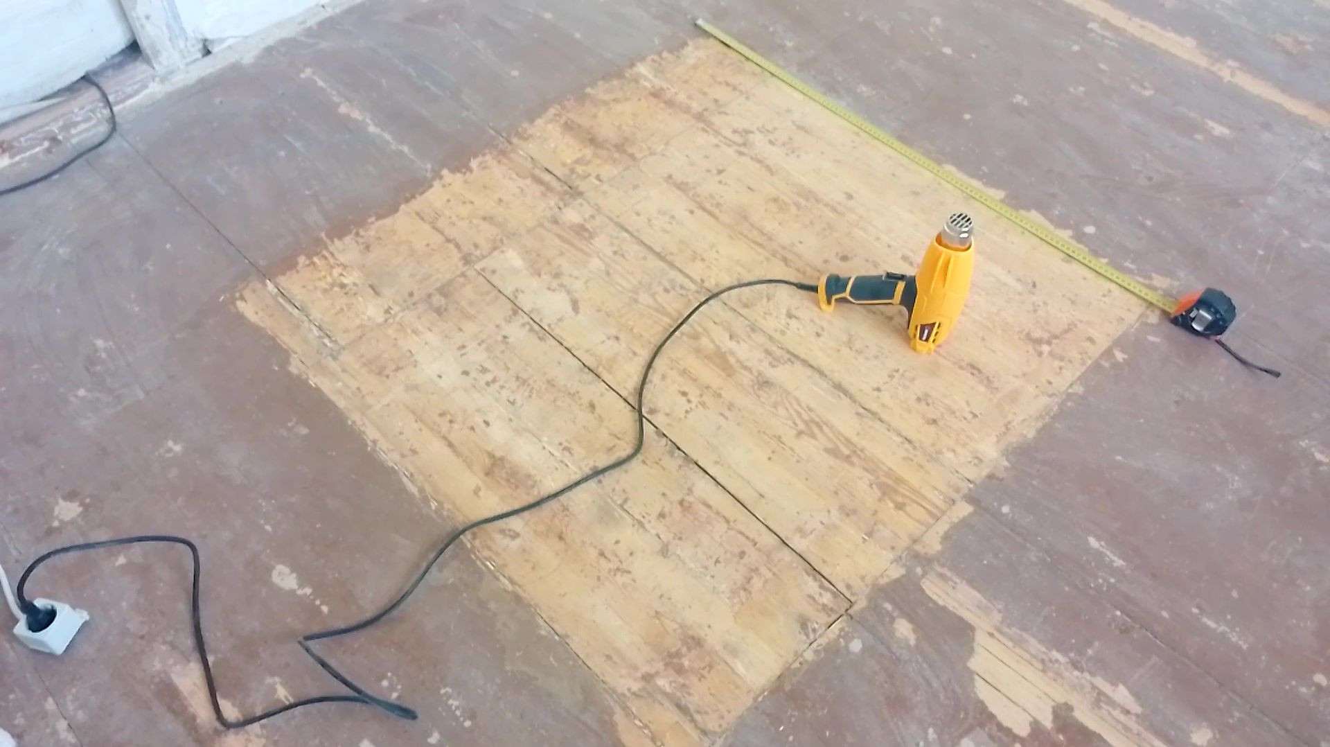 Ремонт полов часть 11. Очистка старых полов от краски с помощью термопистолета