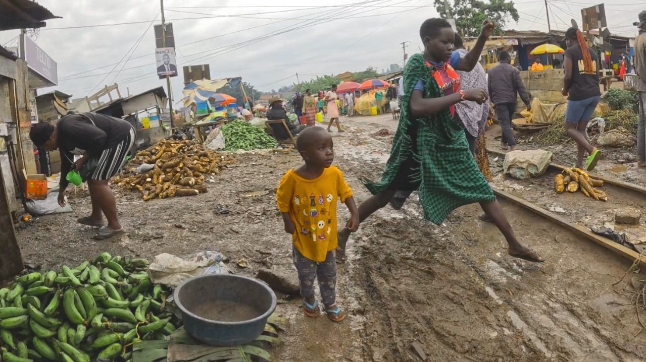 Когда идет ДОЖДЬ в нашем городском поселении в УГАНДЕ, Африка.