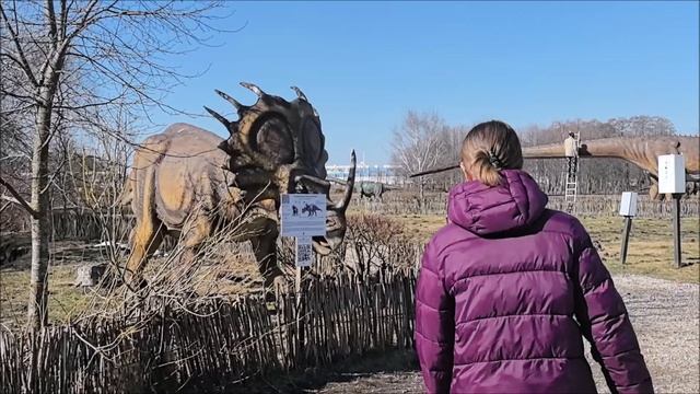 Динопарк в городе Минск, Беларусь, движущиеся фигуры динозавров