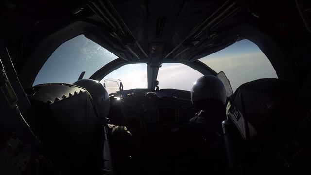 Сверхзвуковой истребитель бомбандировщик Су-34.