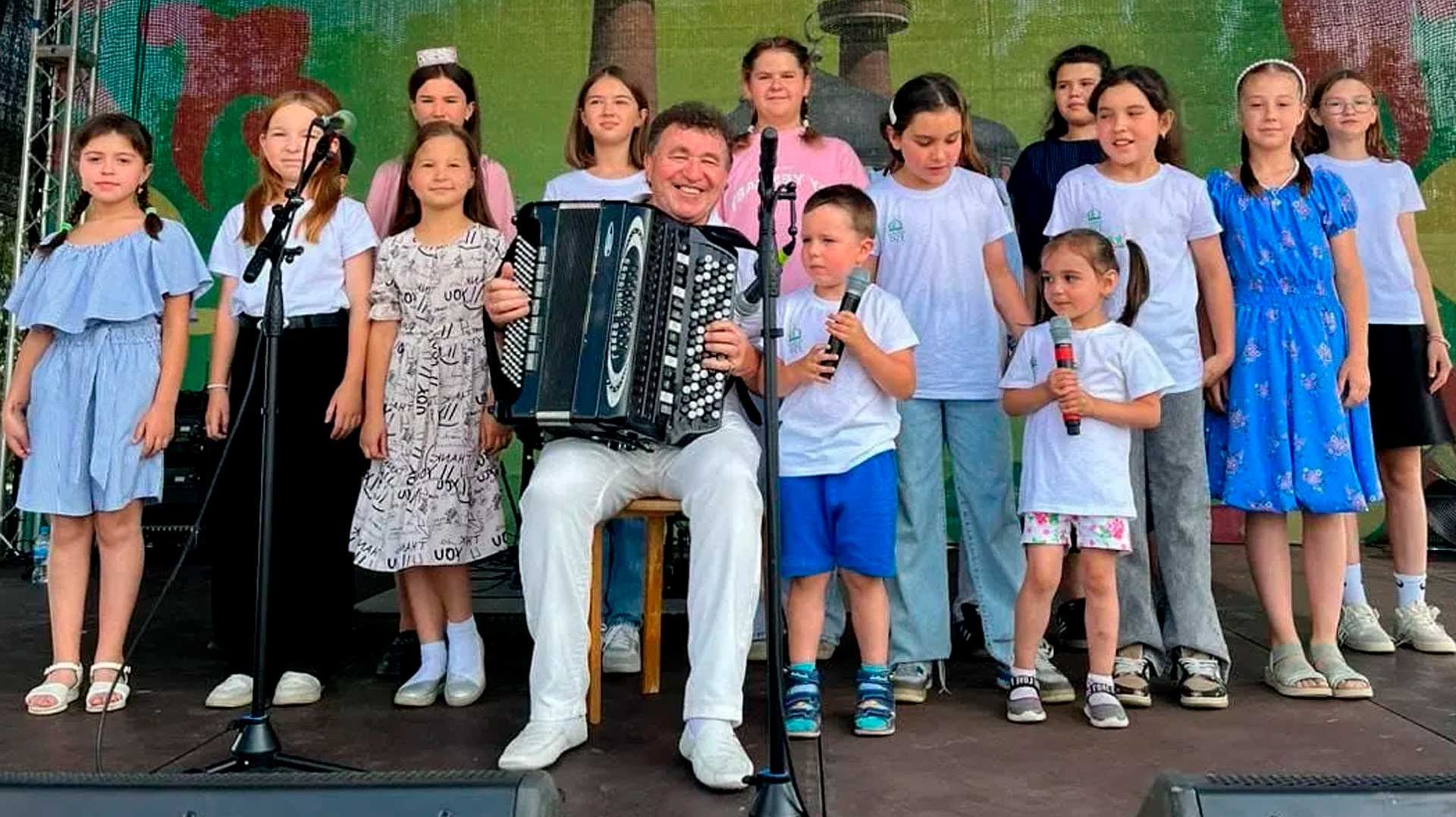 Песня в исполнении татарского певца Рушана на русском языке "От рассвета до заката"