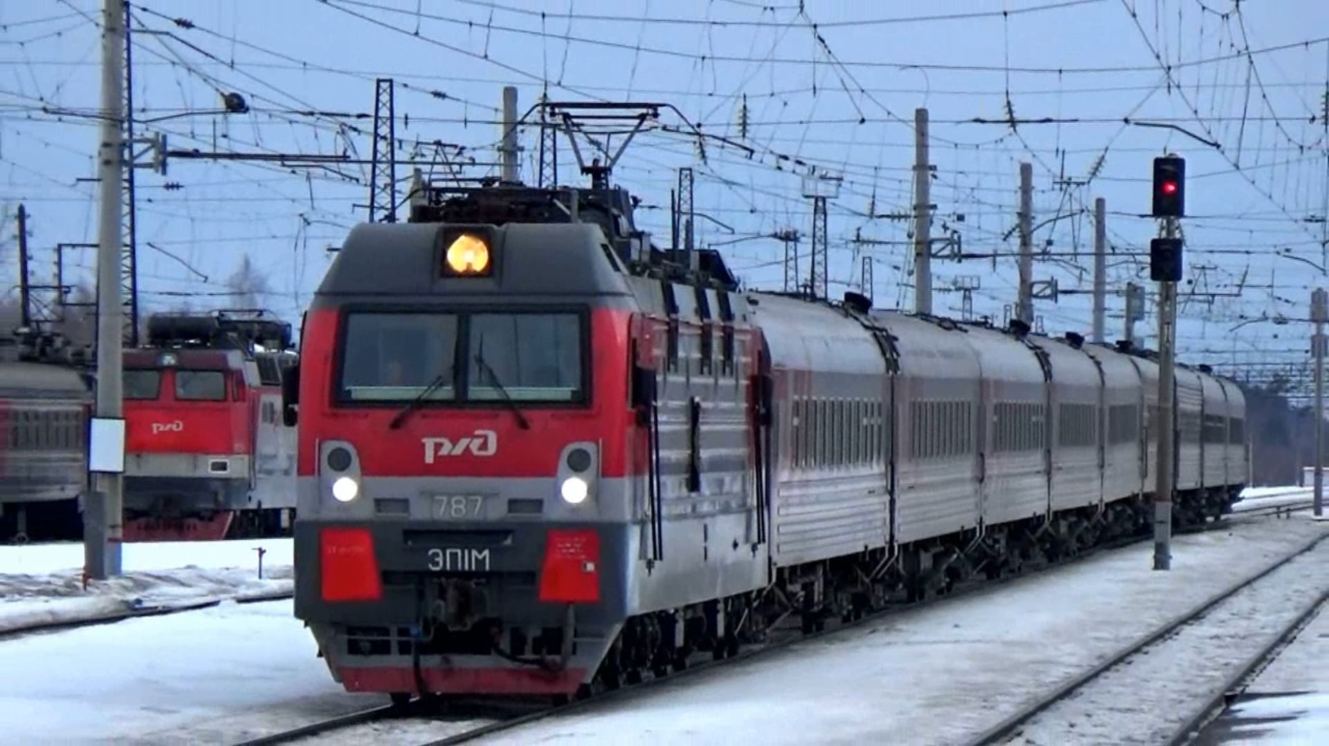 ЭП1М-787 с пассажирским поездом. Прибытие на станцию