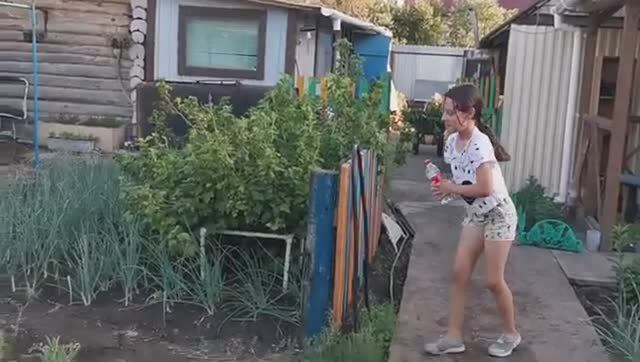 Опять пошла с подругой в лес за травами Юля с папой обливаются водой