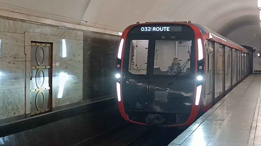 Москва 2020 прибывает на станцию Парк культуры.