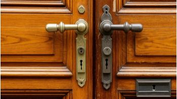 Врезаем замок в старые отверстия.