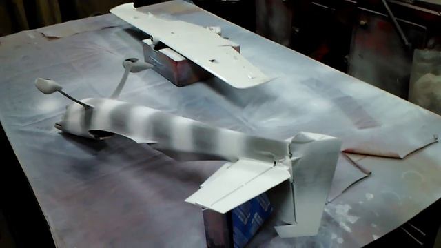 №10 -Покрасил  крыло и стабилизатор  Zivko Edge снизу белым цветом .