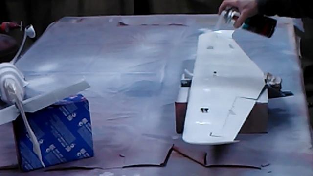 №9 -Покраска крыла и стабилизатора  Zivko Edge снизу белым цветом .