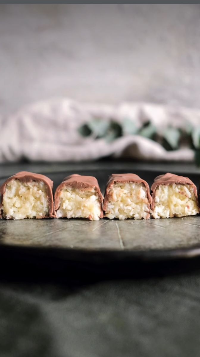 Готовим кокосово-шоколадные батончики