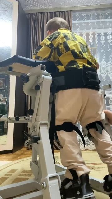 Самостоятельные занятия Ивана на ортезной системе от 20.03.26