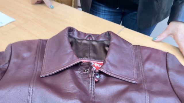 Видео № 842. 1539 - Пошив кожаного жилета из куртки бордового цвета. Елабуга - 01