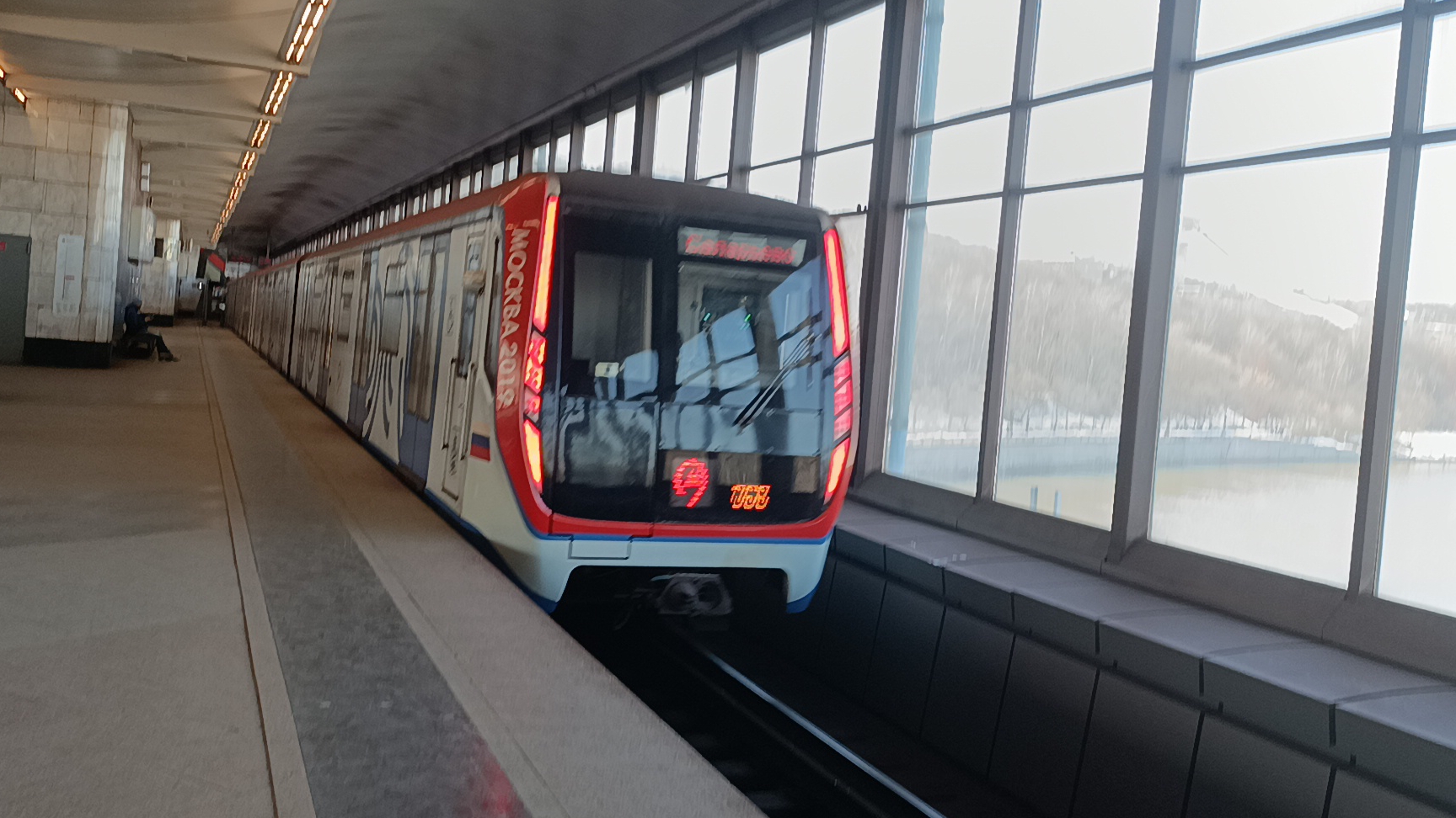 Москва 2019 прибывает на станцию Охотный ряд и отправляется со станции Воробьевы горы