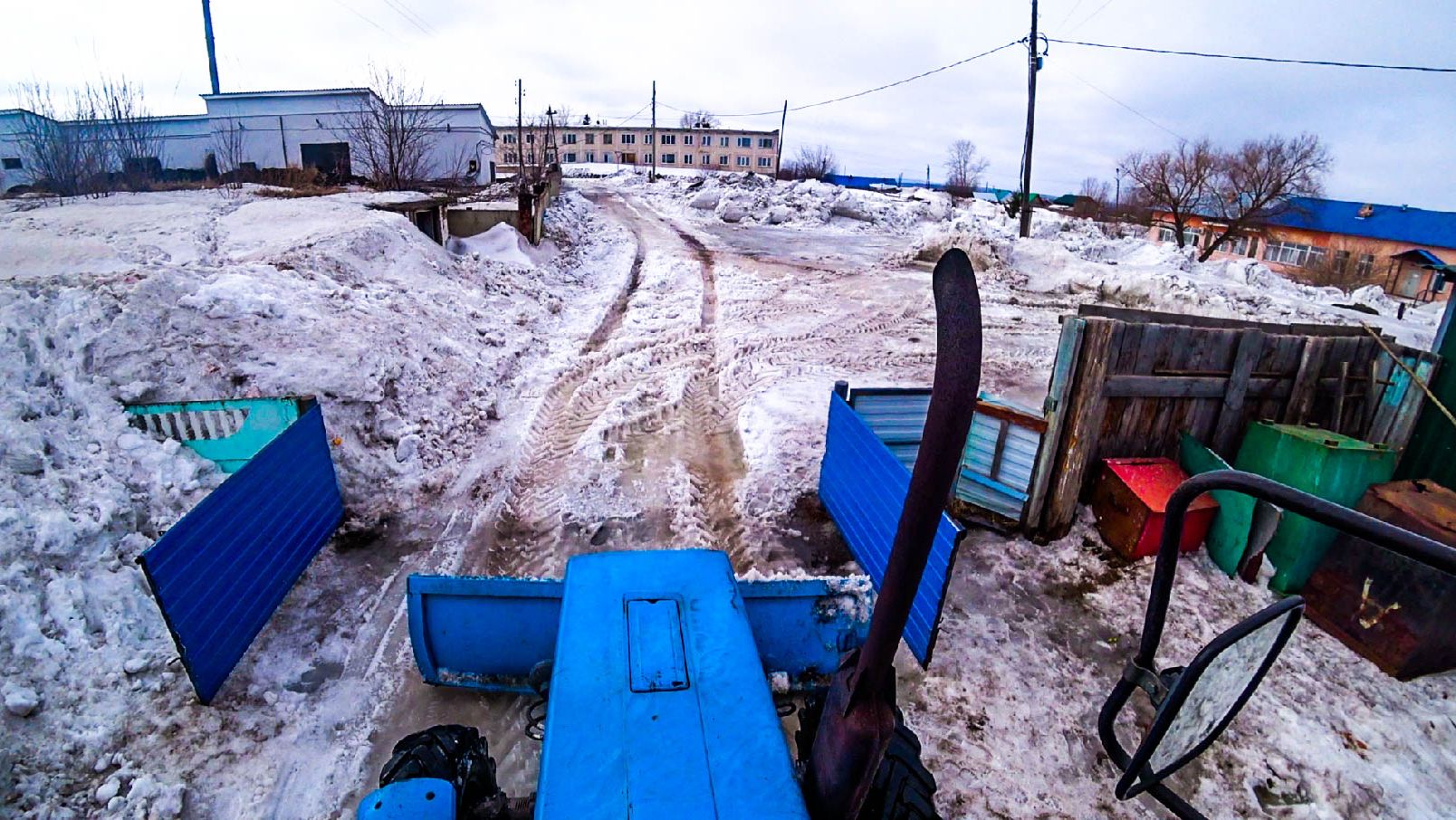 Скоблим мокрый снег на тракторе МТЗ-82.1!