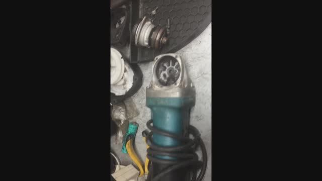 КАК ЗАВТУЛИТЬ КНОПКУ СТОПОРА НА КОРПУСЕ БОЛГАРКИ У