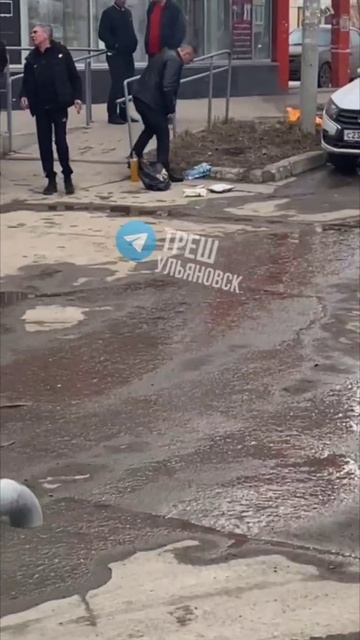 😱 Пьяные мужики устроили пикник у ТЦ «Баку» и сожгли чью-то куртку