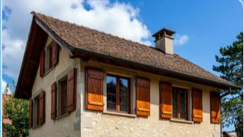 Повесить деревянные ставни на даче.