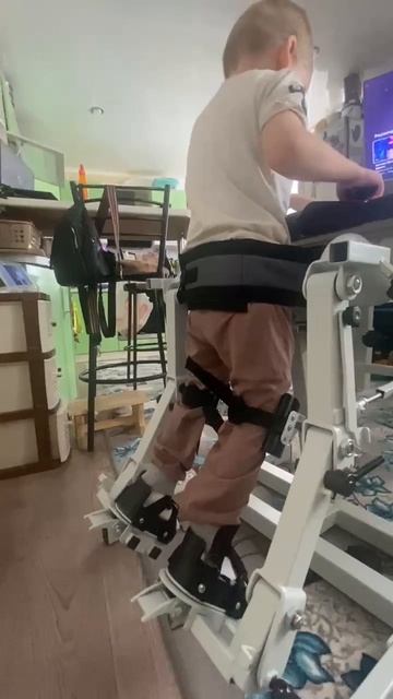 Самостоятельные занятия Ивана на ортезной системе от 21.03.2026