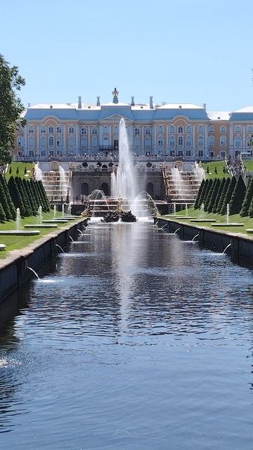 Петродворец. Вид с Морского канала на Большой Петергофский дворец