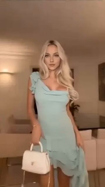 Красивая блондинка