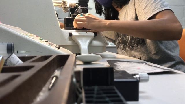 как выполнять ультрамикротомию, девушка показывает как правильно.mp4