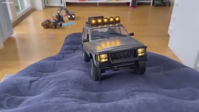 Мультики для детей . Мультики про машинки . Джипы поднимаются в горку .