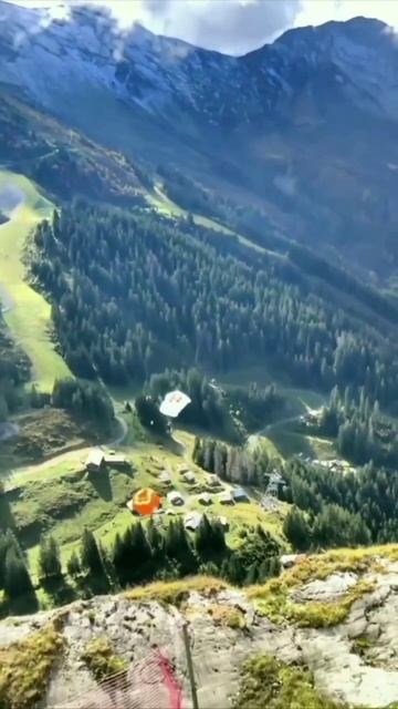 Даже мотоцикл отправил с парашютом