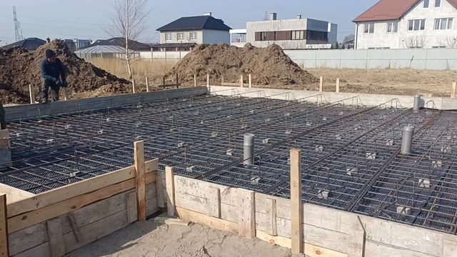 Подготовка к заливке плитного фундаменте 400 мм в п. Заозерье по проекту «Богатырь», 2 этажа 174 м2