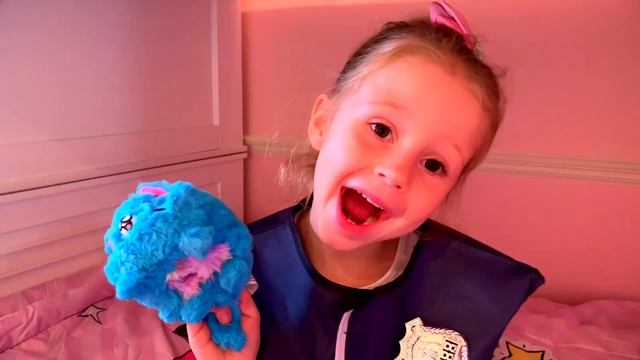 Настя играет в профессию полицейского