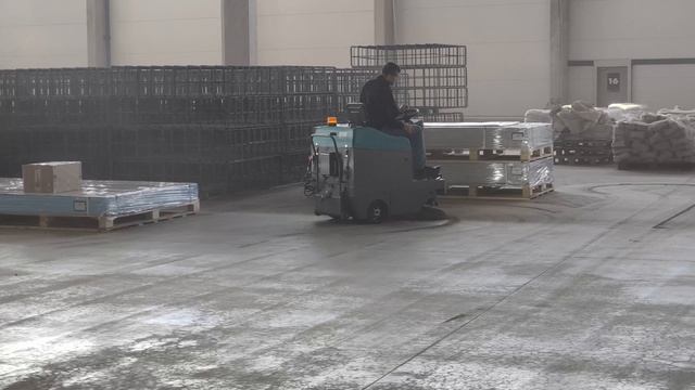 Тестируем подметальную машину с местом для оператора Wellland S1250 на заводе