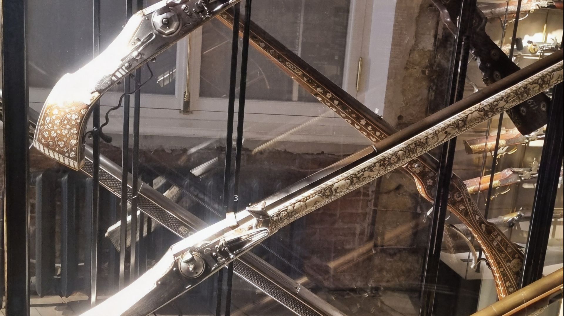 Витрина 2 Ружье с вкладышем из Библии (номер 7 ) [get.gt]