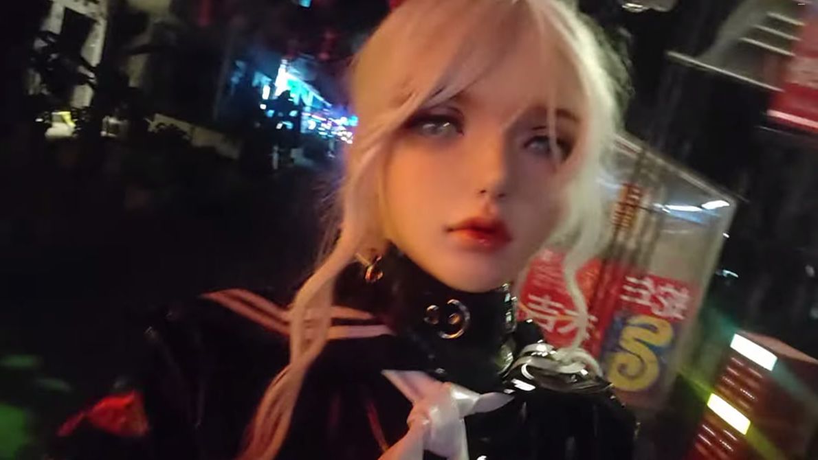 Прогулка по ночному городу в кигуруми-маске и латексной школьной форме.)