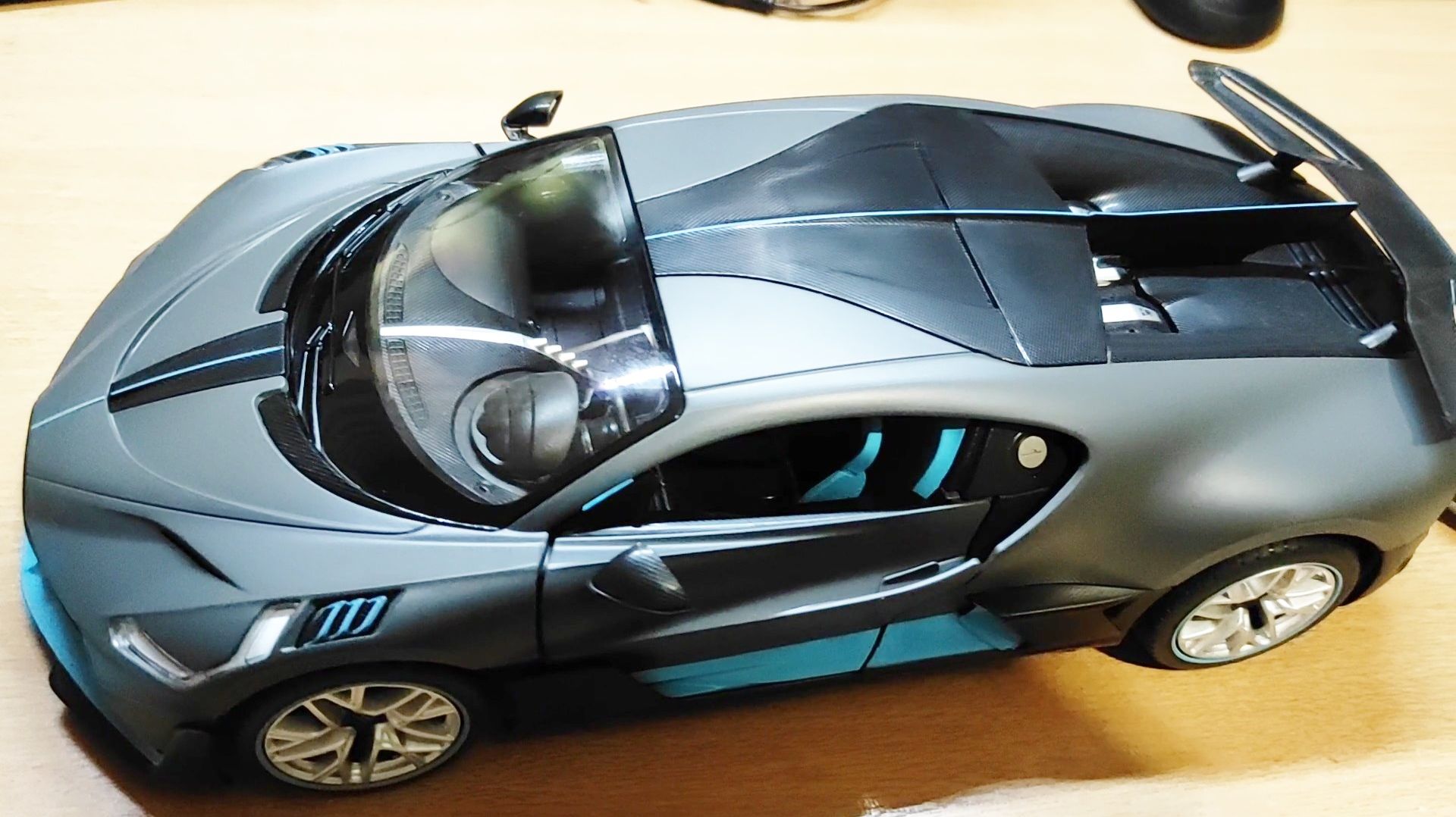 Радиоуправляемая машина Rastar Bugatti Divo - обзор распаковка