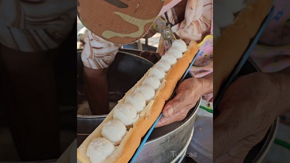 12 шариков кокосового мороженого, длиной примерно с вытянутую руку, 20 бат/50 руб. тайская еда