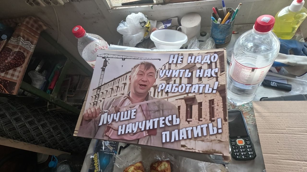 Что нового на участке? Складной стол и кормушка. Лозунг участка.