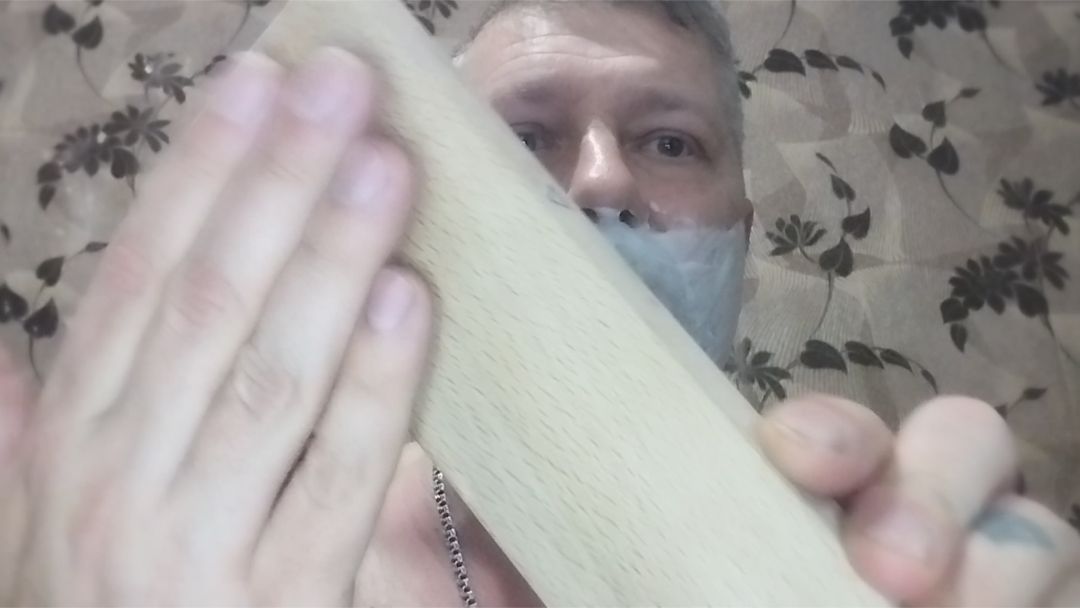 Правка бритвы на деревянном правиле