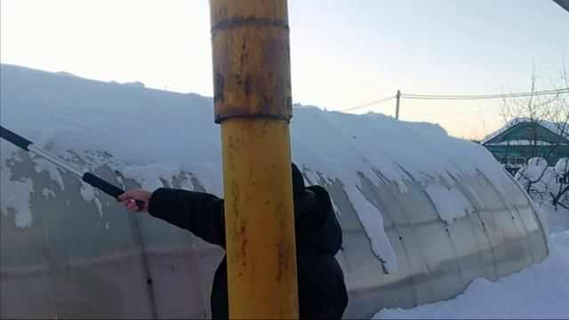 Снимаю снег с теплицы новым скребком