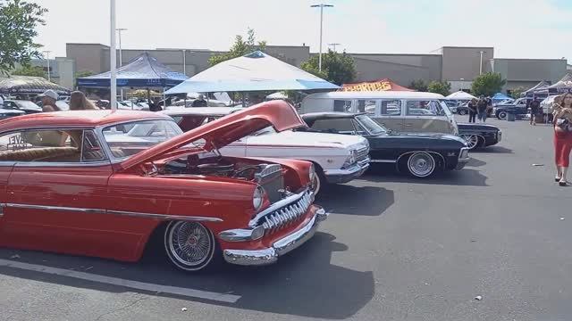 Фестиваль лоурадеров "HOOTERS ONTARIO T.J FRIENDS LOWRIDER CARSHOW" 2026