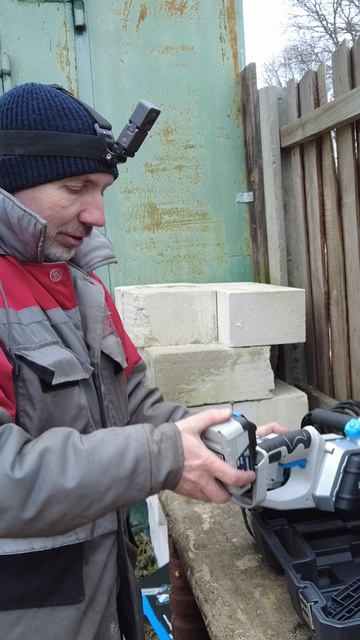 Выбор нищеброда! Цепная пила с нестандартным расположением аккумуляторов!