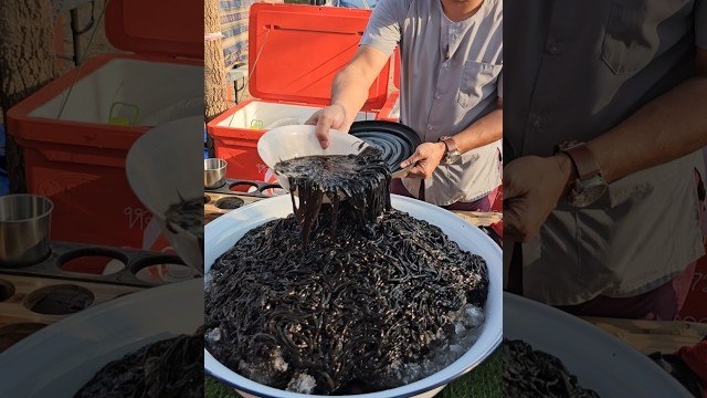 Освежающее лакомство для жаркой погоды: традиционное желе из травы, 20 бат/50 руб. Таиланд