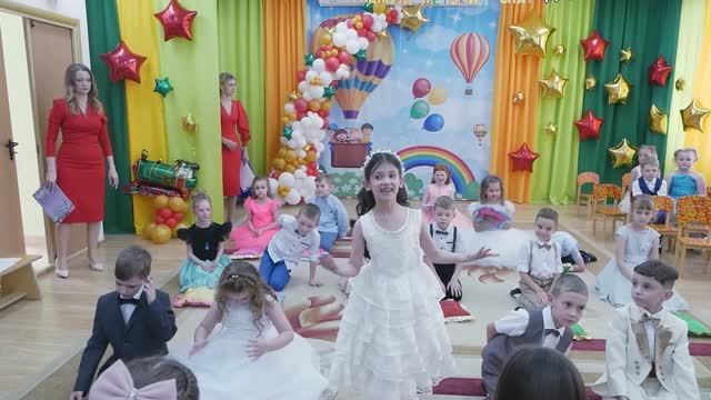 Необычный номер на выпускном. Танец с подушками mp4