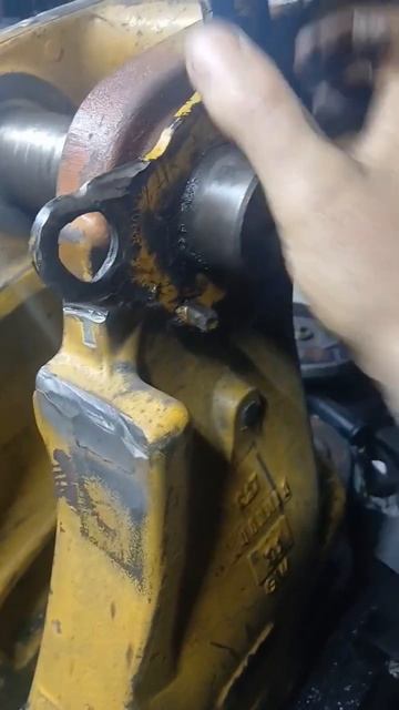 Ремонт гидроцилиндров опрокидывателя: перевтуливание втулок и восстановление отверстий CAT