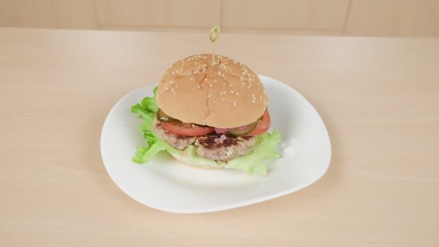 Tupperware Moscow | «МикроПро Гриль» (1,5 л): сочный бургер