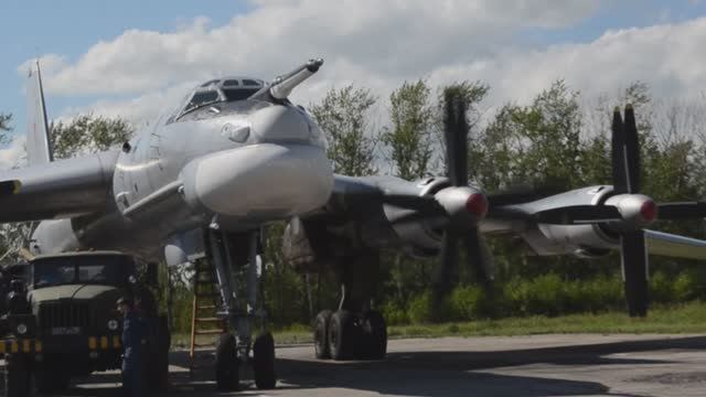 Ту-95МС в Дягилево: запуск двигателей и руление (2012)