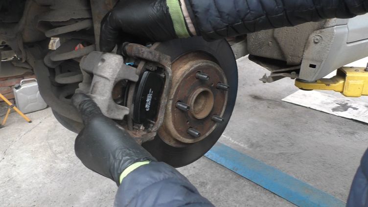 Замена задних тормозных колодок на Toyota Avensis 1,8 Тойота Авенсис 2010