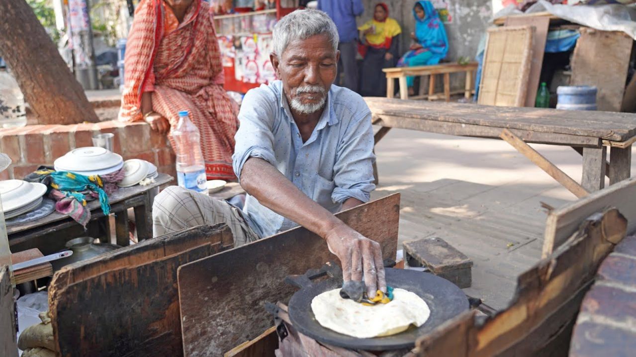 Старик и хлеб! Если вы купите у него уличную еду, он сможет на этом заработать!